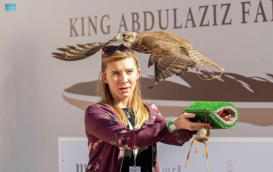 Falconers from nine countries compete at King Abdulaziz Falconry ...